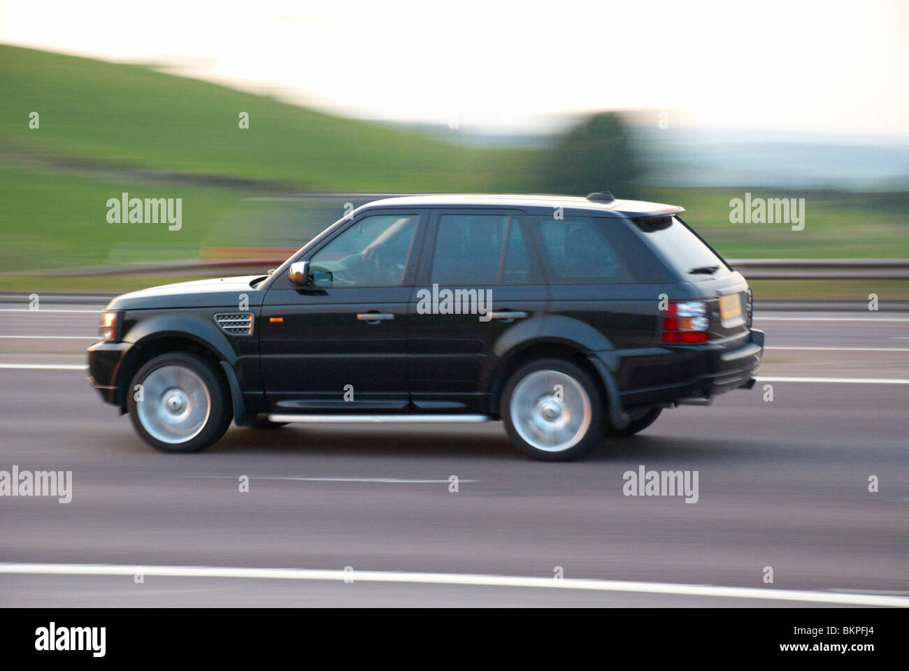 Range rover driving off road hi-res stock photography and images - Alamy