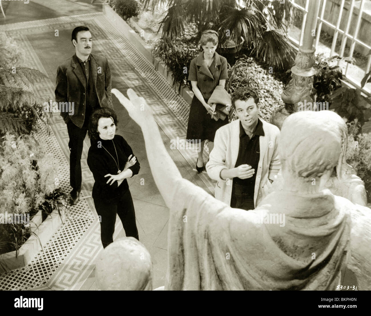 THE HAUNTING (1963) JULIE HARRIS, RICHARD JOHNSON ROBERT WISE (DIR ...