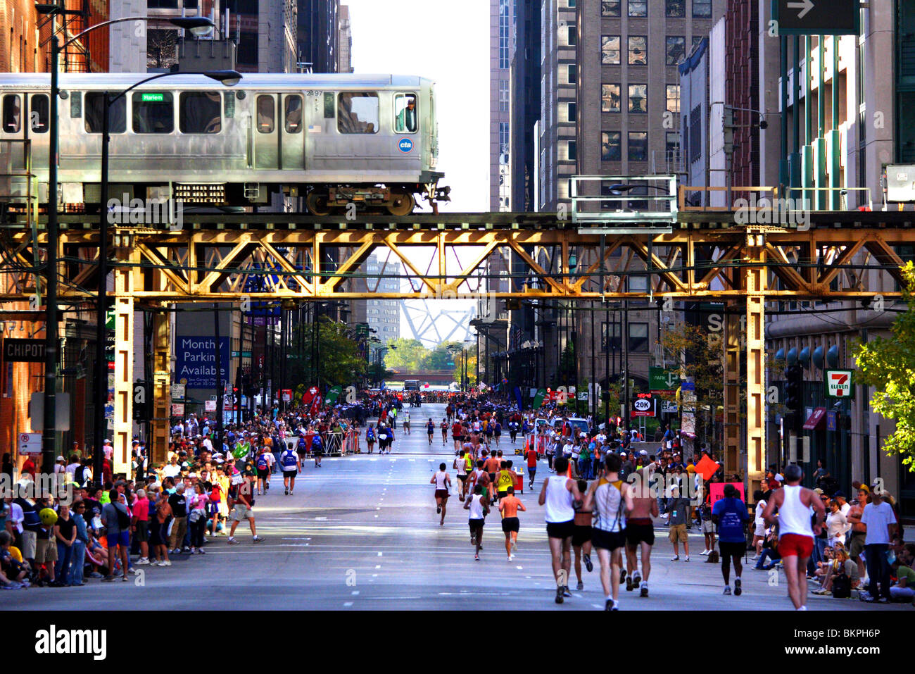 CHICAGO MARATHON ; RUNNERS IN DOWNTOWN CHICAGO, ILLINOIS, USA Stock ...