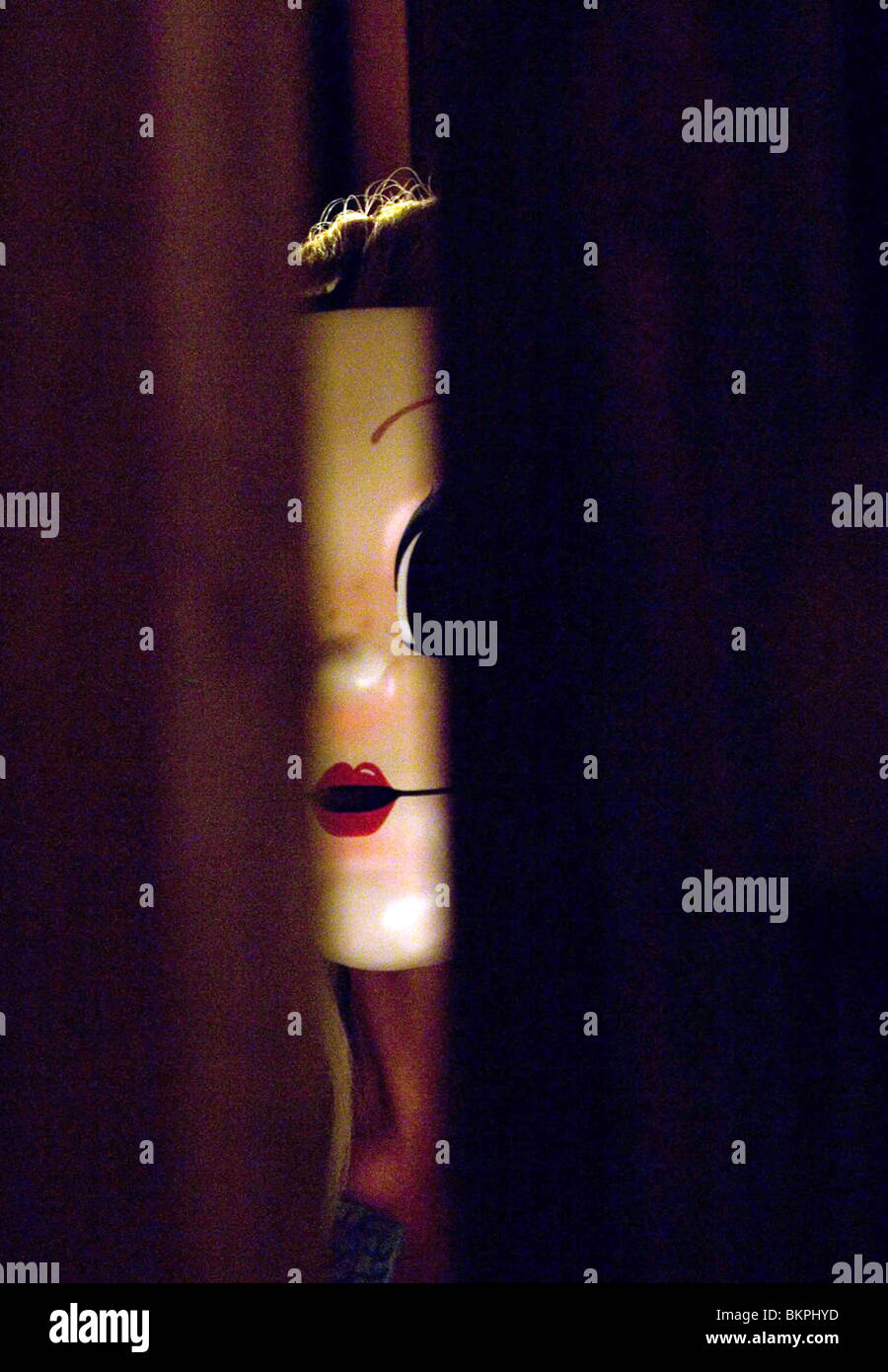 THE STRANGERS (2008) BRYAN BERTINO (DIR) THES 003 Stock Photo - Alamy
