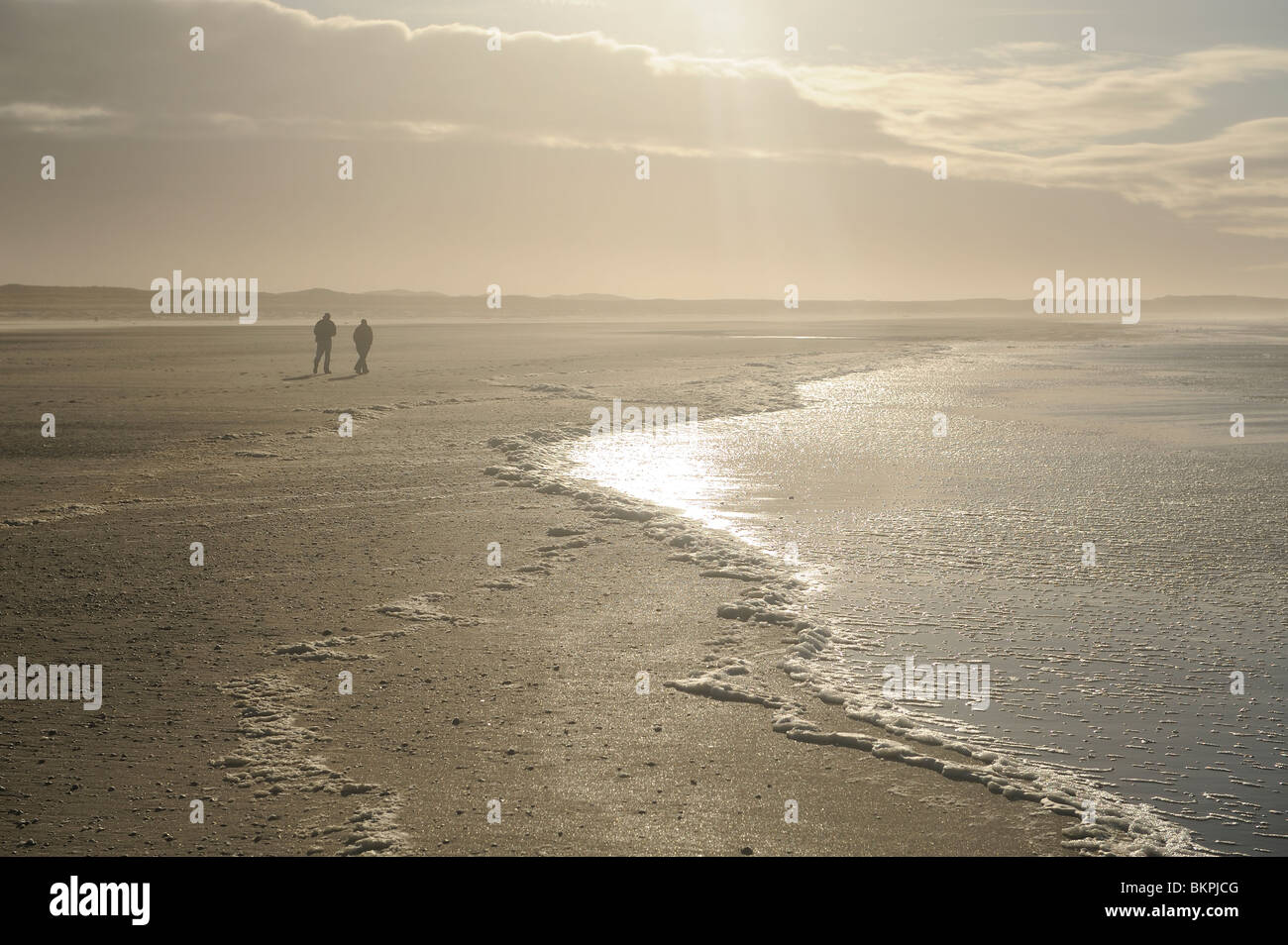 Winterwandeling over het strand op Texel in tegenlicht, Winter walk on the beach of Texel in ...