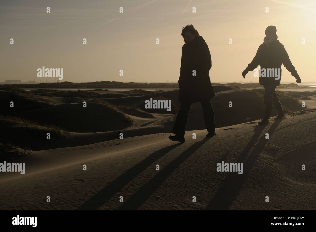Winterwandeling door de duinen van de Hors op Texel in tegenlicht, Winter walk throught the ...