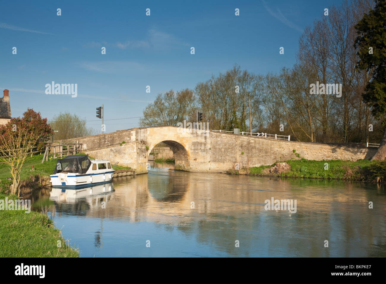 Radcot road bridge on the River Thames, Oxfordshire, Uk Stock Photo - Alamy