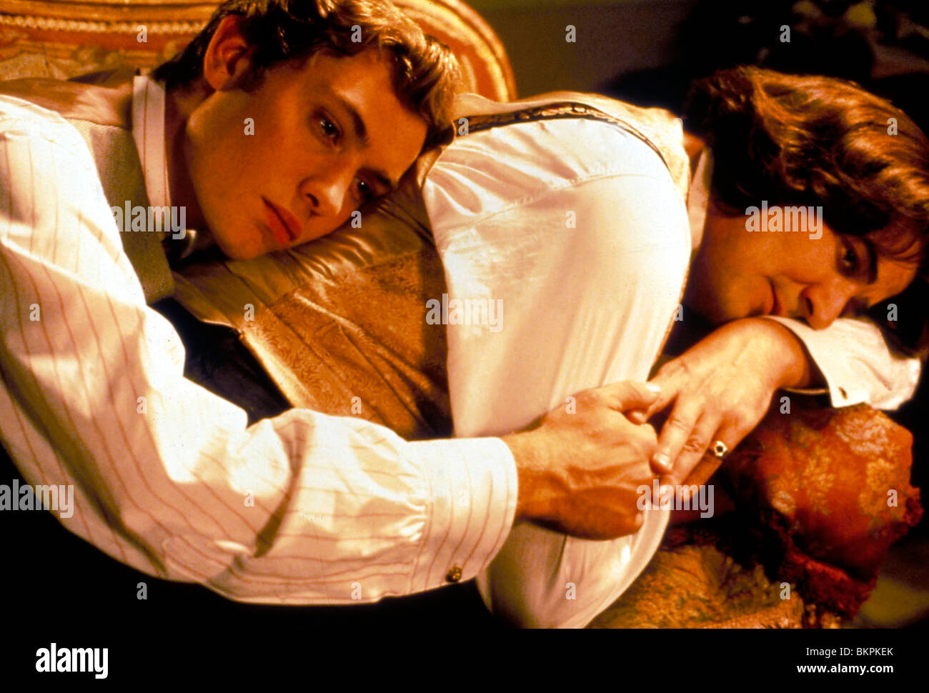 WILDE (1997) JUDE LAW, STEPHEN FRY WLE 046 Stock Photo - Alamy
