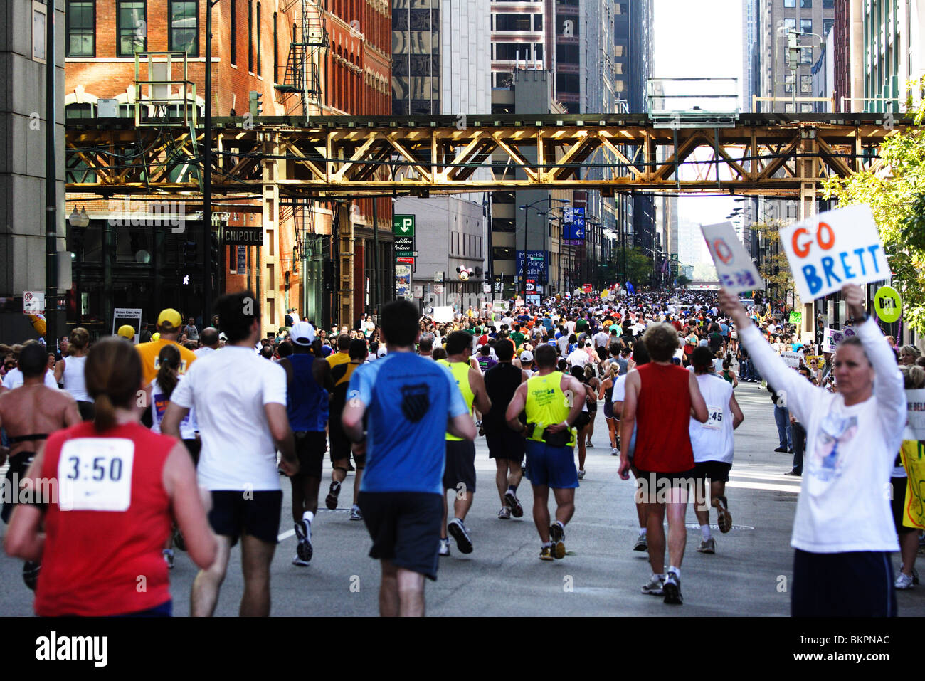 CHICAGO MARATHON ; RUNNERS IN DOWNTOWN CHICAGO, ILLINOIS, USA Stock ...