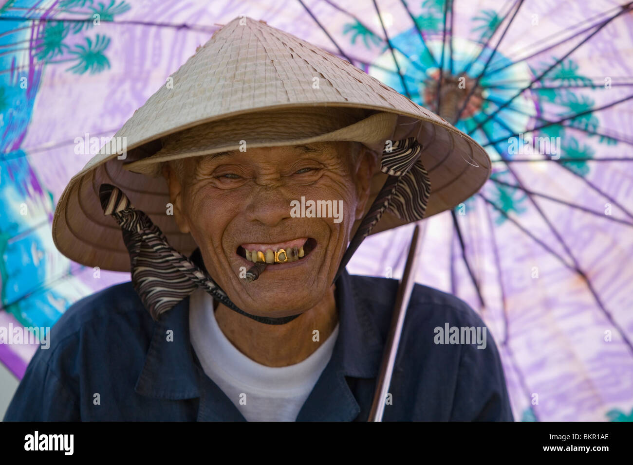 Elderly man hoi an hi-res stock photography and images - Alamy