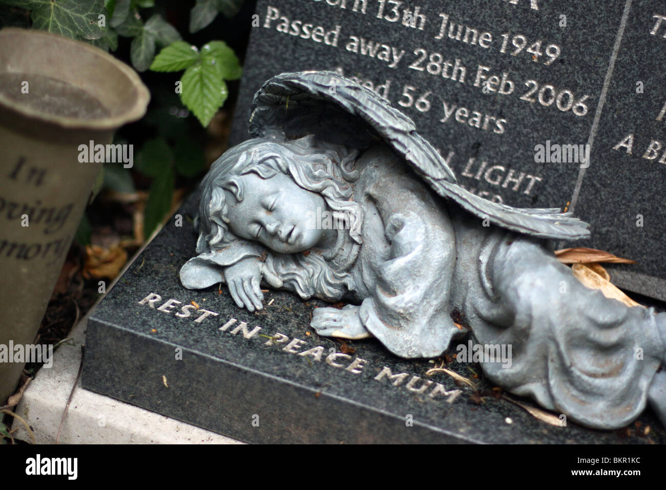 Angel on a headstone in Highgate Cemetery Stock Photo - Alamy