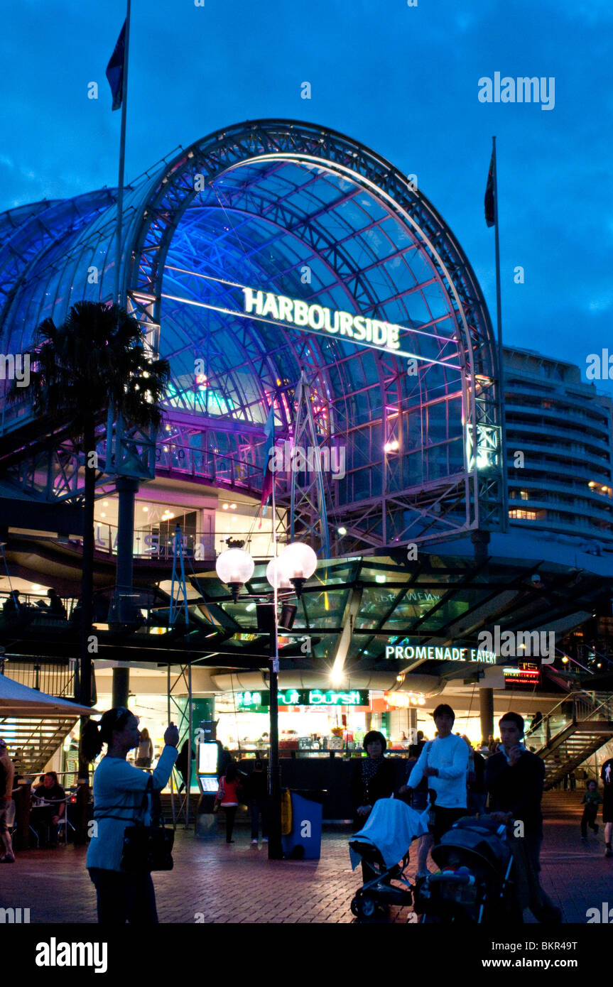 Harbourside Shopping Centre at dusk, Cockle Bay, Darling Harbour ...