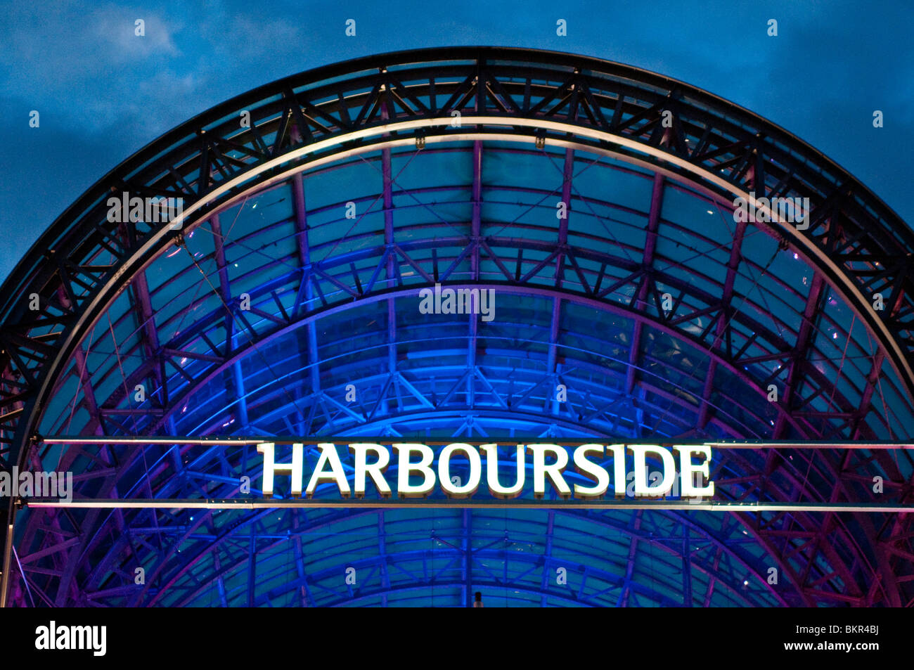 Harbourside Shopping Centre at dusk, Cockle Bay, Darling Harbour ...