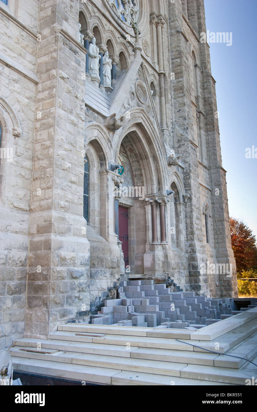Columns facade front entrance steps hi-res stock photography and images ...