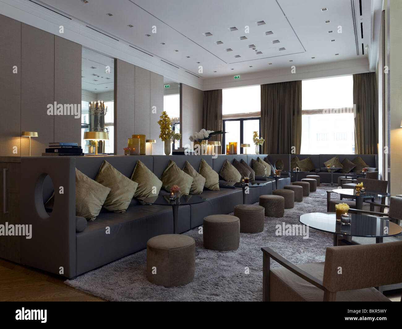 Elegant hotel lounge armchairs hi-res stock photography and images - Alamy