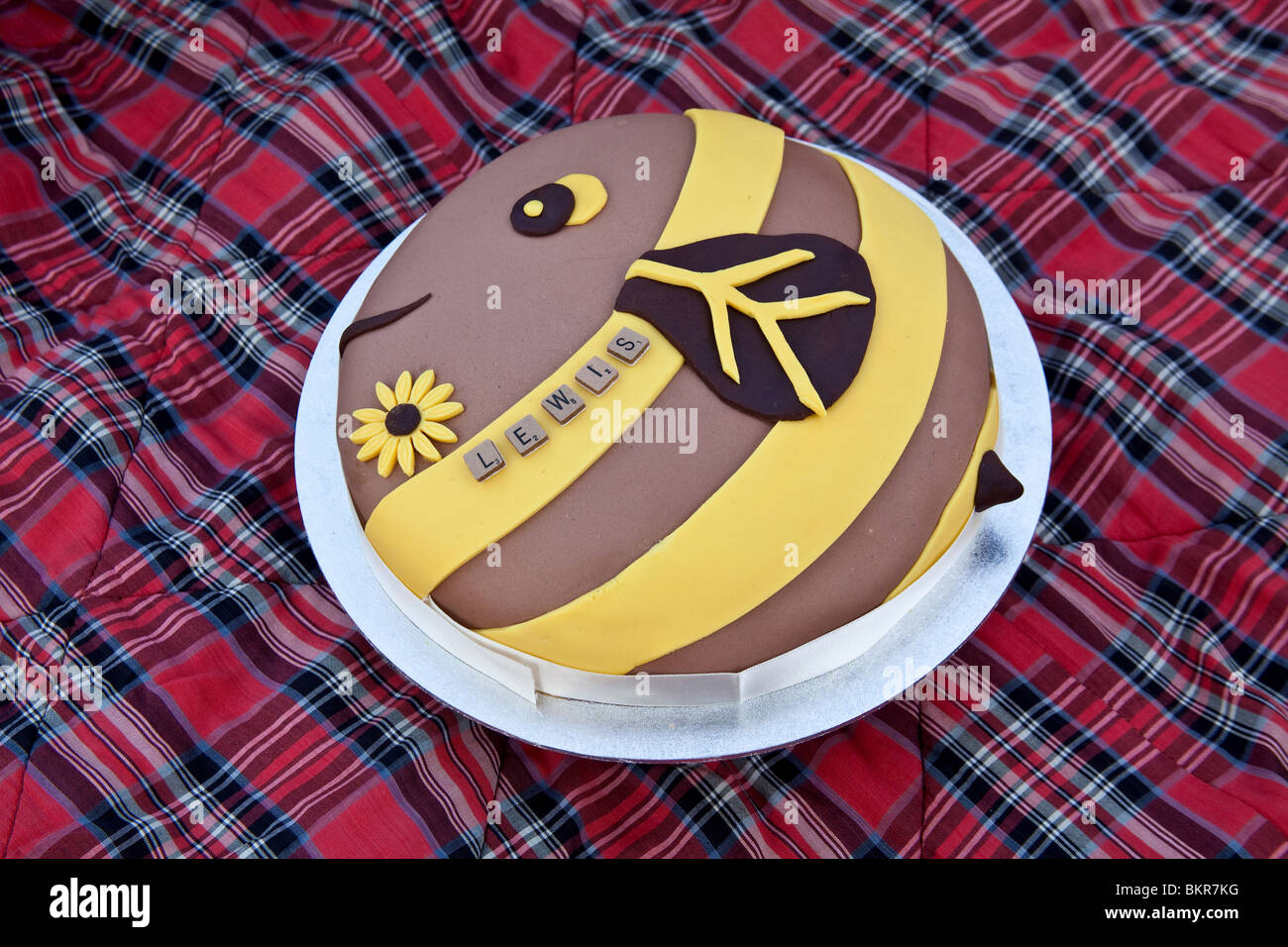 Birthday cake in the shape of a bee Stock Photo - Alamy