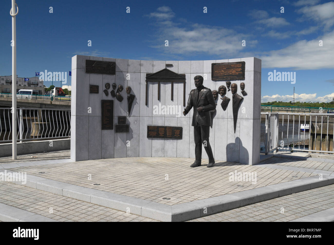 The John F Kennedy bronze statue and JFK Memorial on New Ross quayside ...