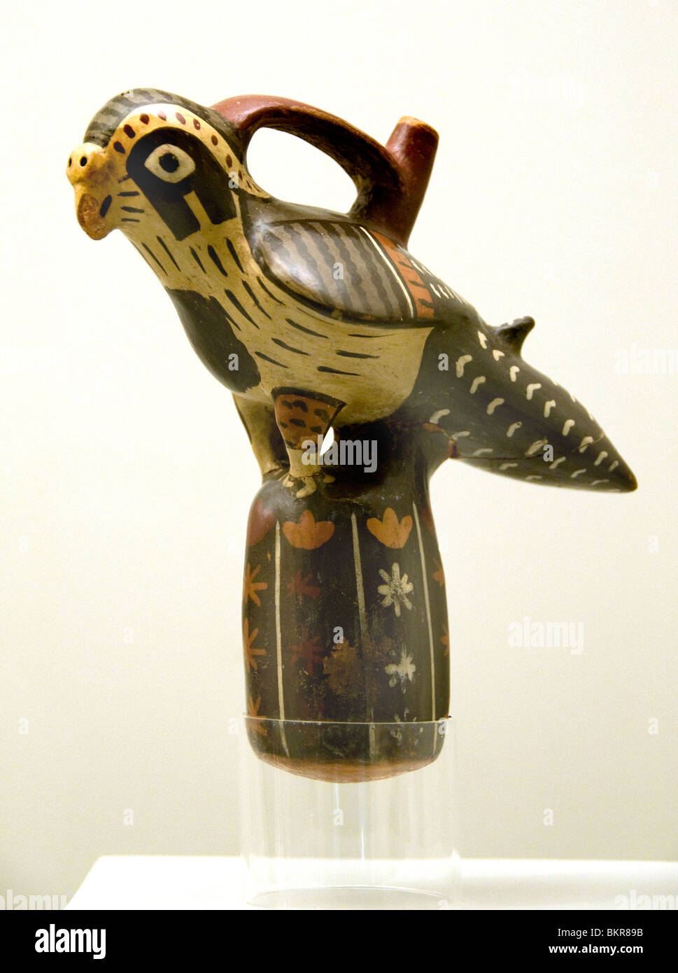 Ceramic vessel nazca culture hi-res stock photography and images - Alamy