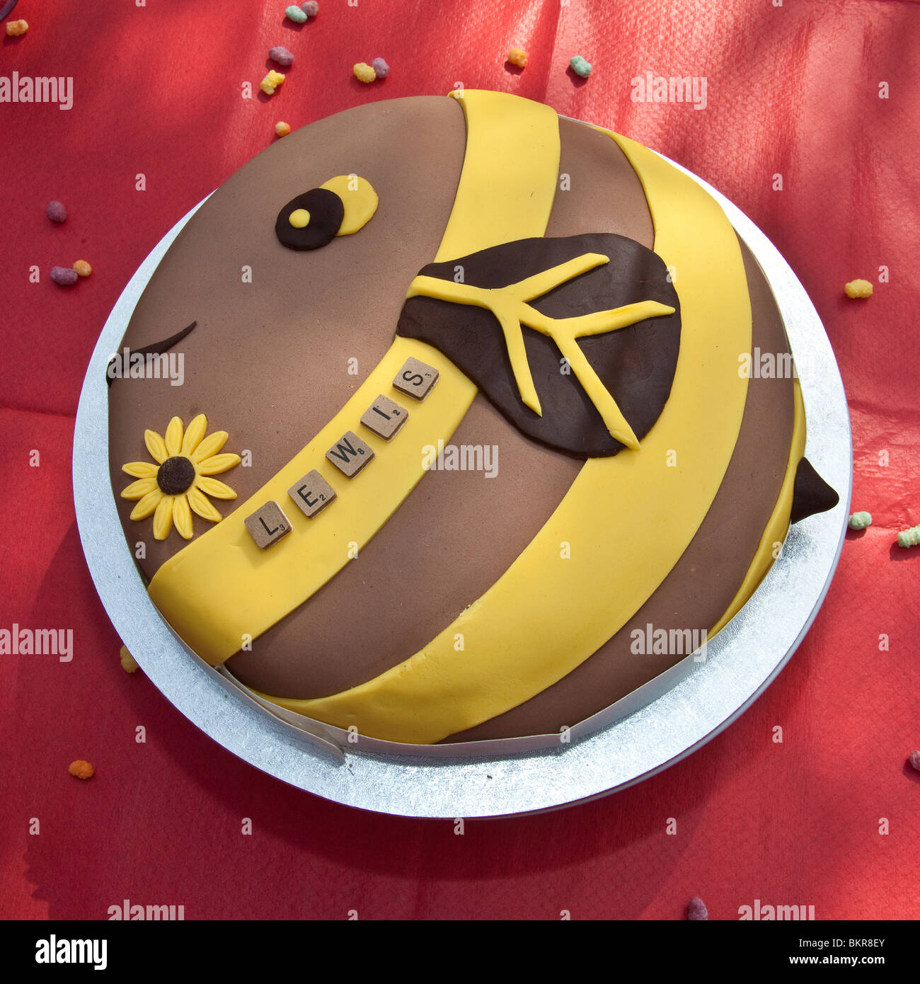 Birthday cake in the shape of a bee Stock Photo - Alamy