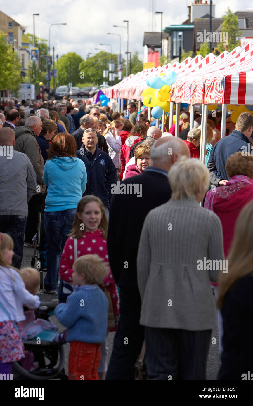Crowd of people walking past hi-res stock photography and images - Alamy