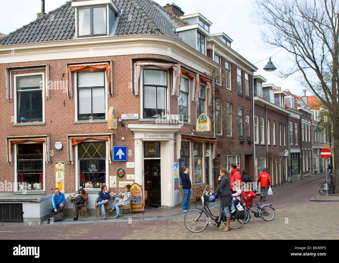 Cafe bar pub hi-res stock photography and images - Alamy