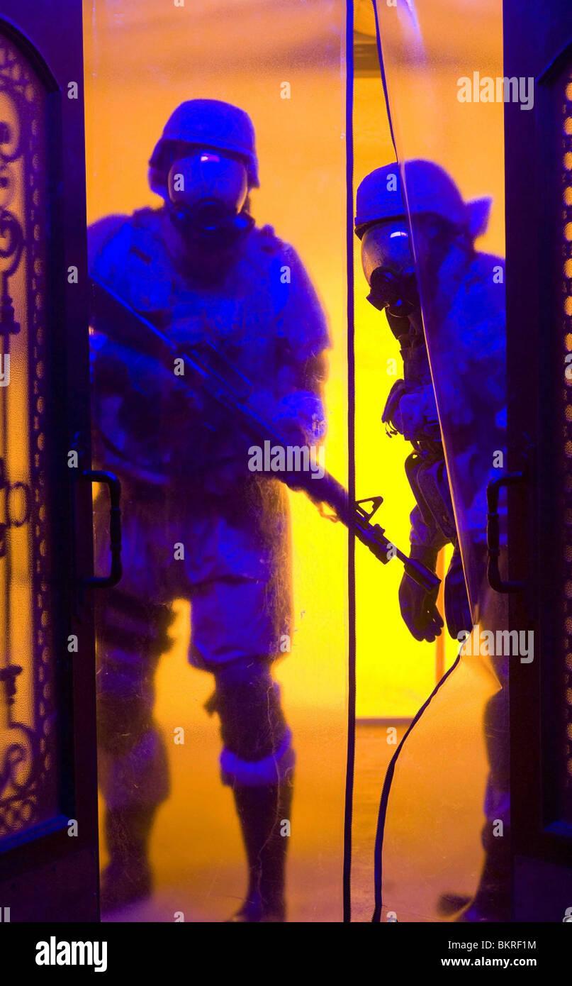 QUARANTINE (2008) JOHN ERICK DOWDLE (DIR) QUNE 001 Stock Photo - Alamy