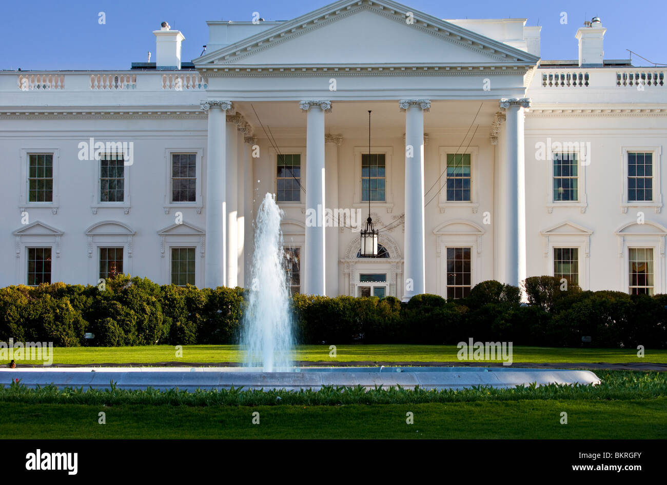 White front entrance house hi-res stock photography and images - Alamy