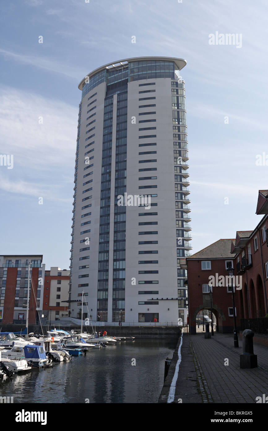 High rise residential tower building hi-res stock photography and ...