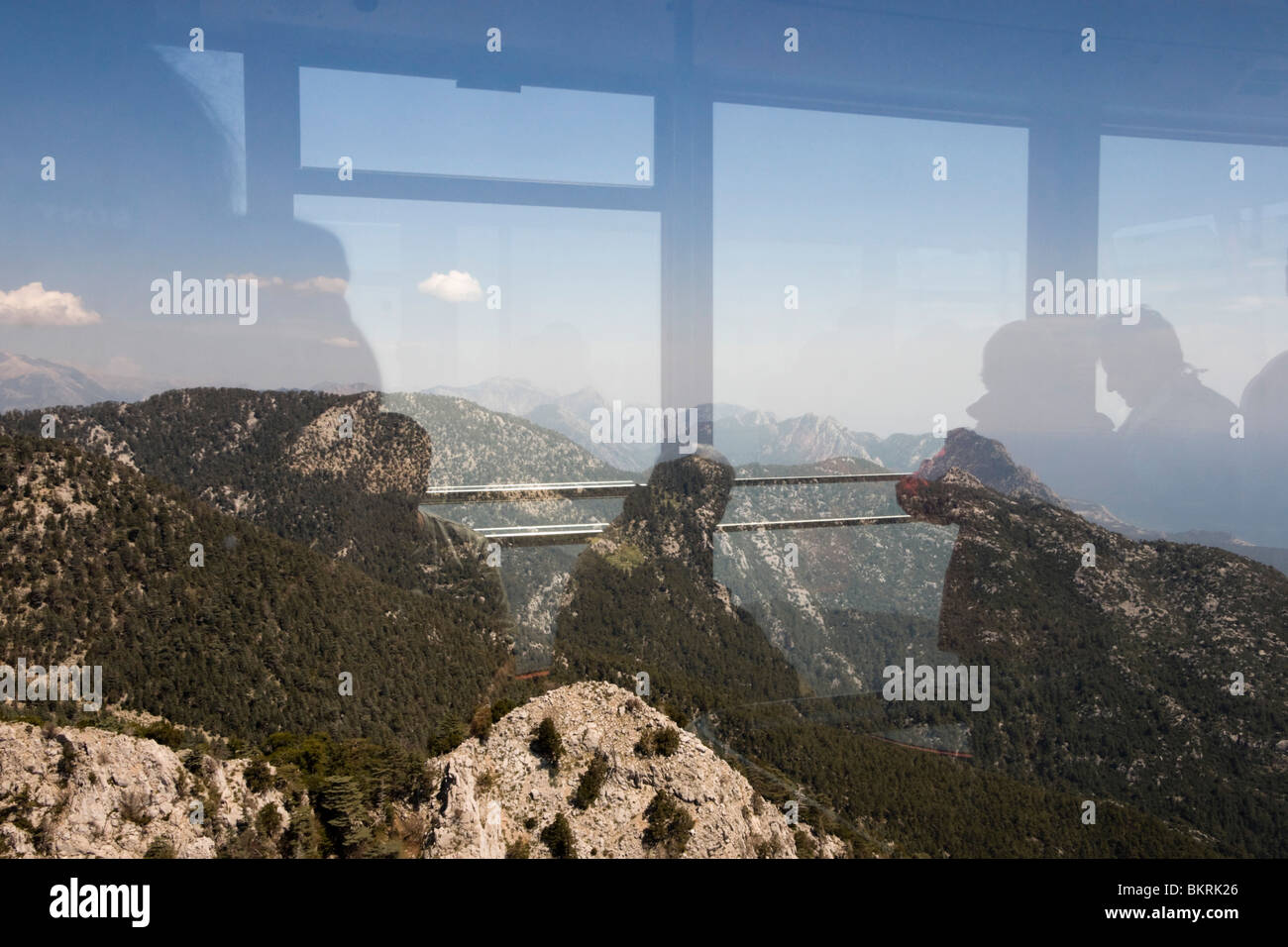 Passengers in the world's highest cable car lift to the summit of Mount ...