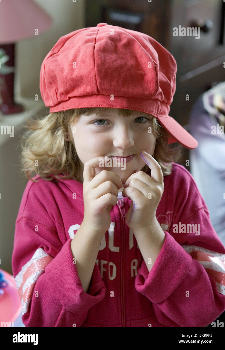 Portrait child with big bonet hat Stock Photo - Alamy