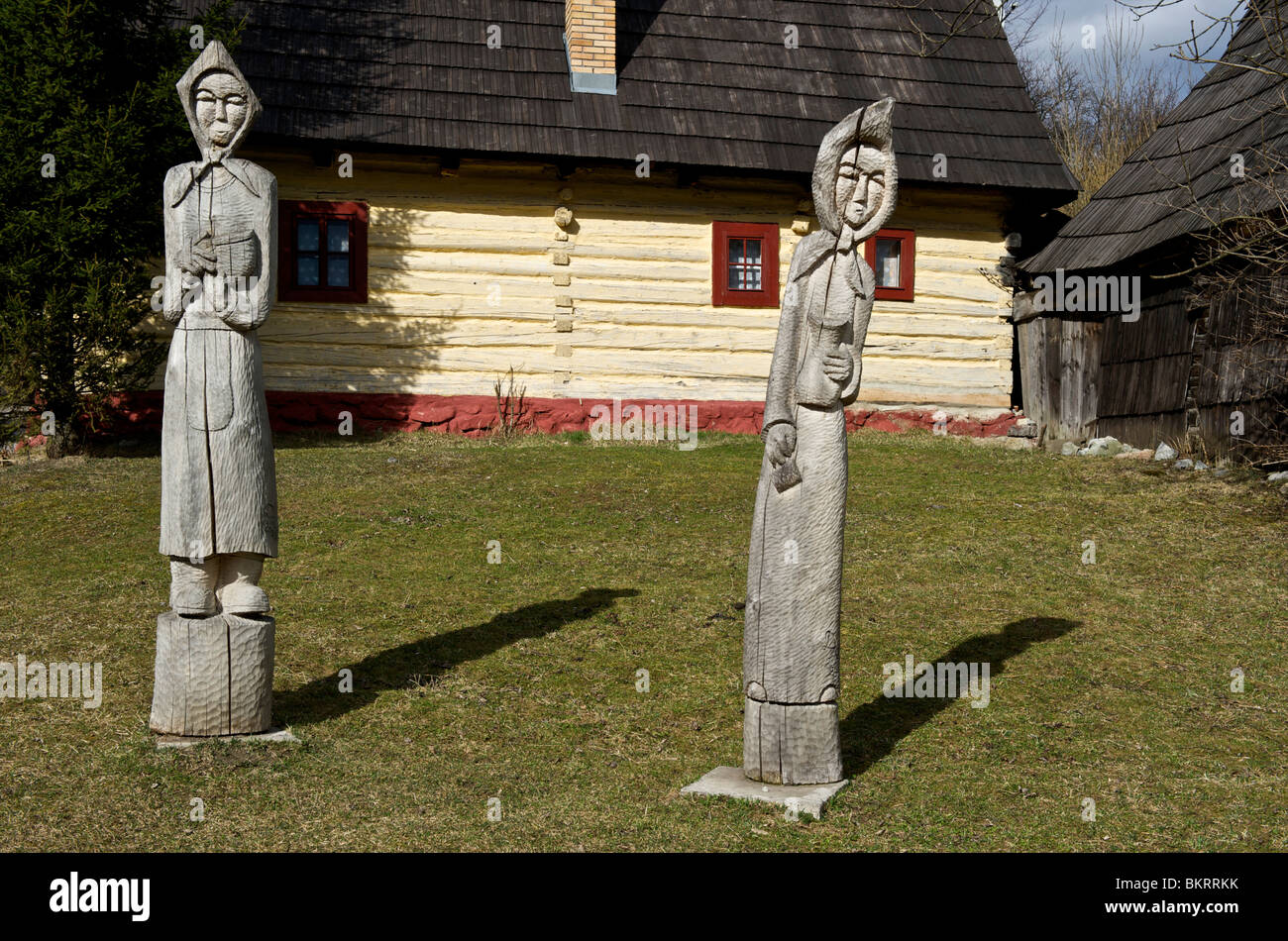Traditional wooden statues hi-res stock photography and images - Alamy