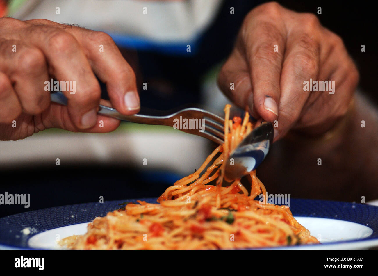 eating spaghetti italian style Stock Photo - Alamy