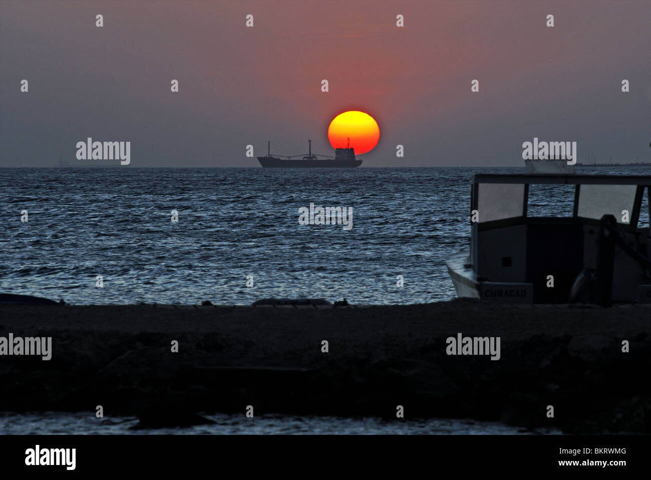 Sun setting behind a oil tanker hi-res stock photography and images - Alamy