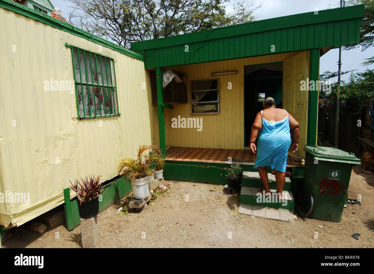 Makeshift houses hi-res stock photography and images - Alamy