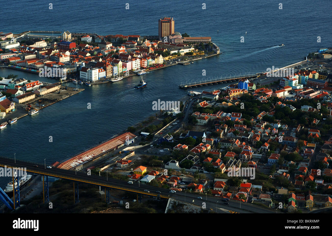 Curacao, Sint Annabaai, Emmabridge opening for ships Stock Photo - Alamy