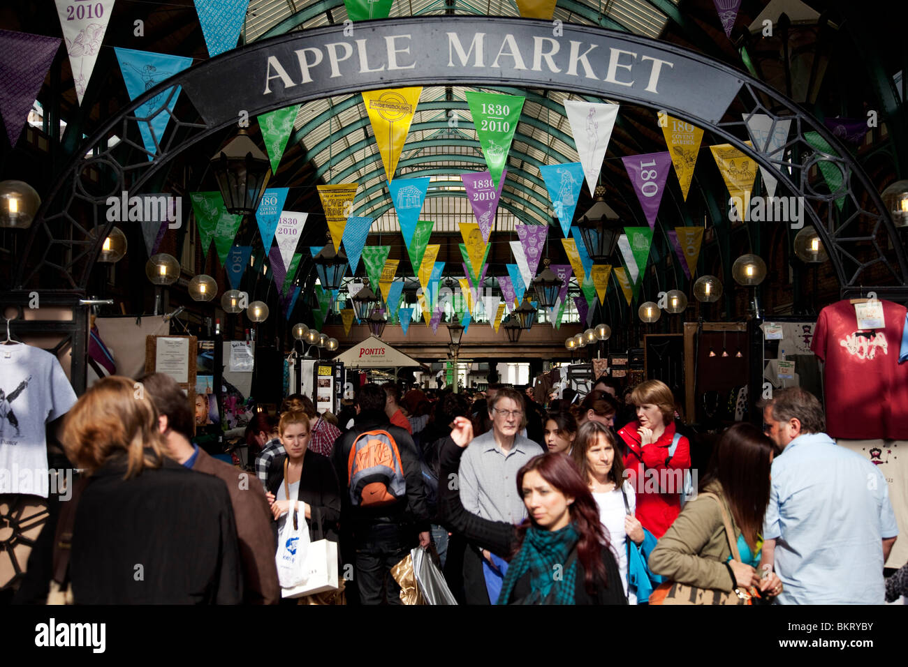 Apple Market at the heart of Covent Garden in the West End of London ...