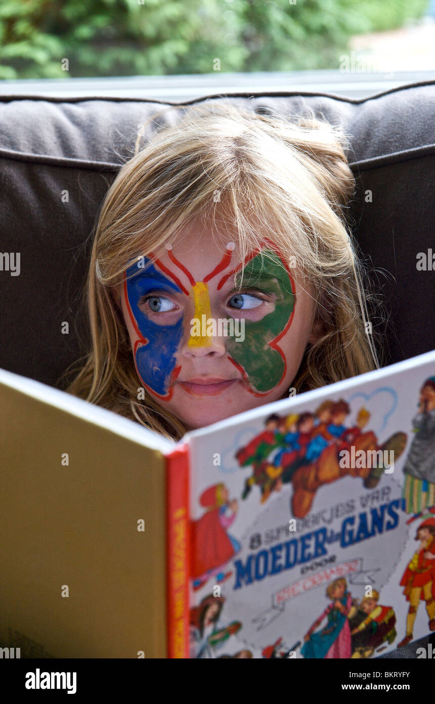 Young girl learning how to read Stock Photo - Alamy