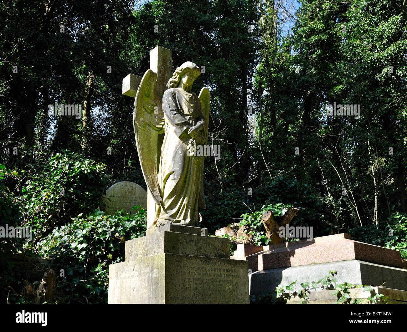 Angel statue in highgate cemetery hi-res stock photography and images ...