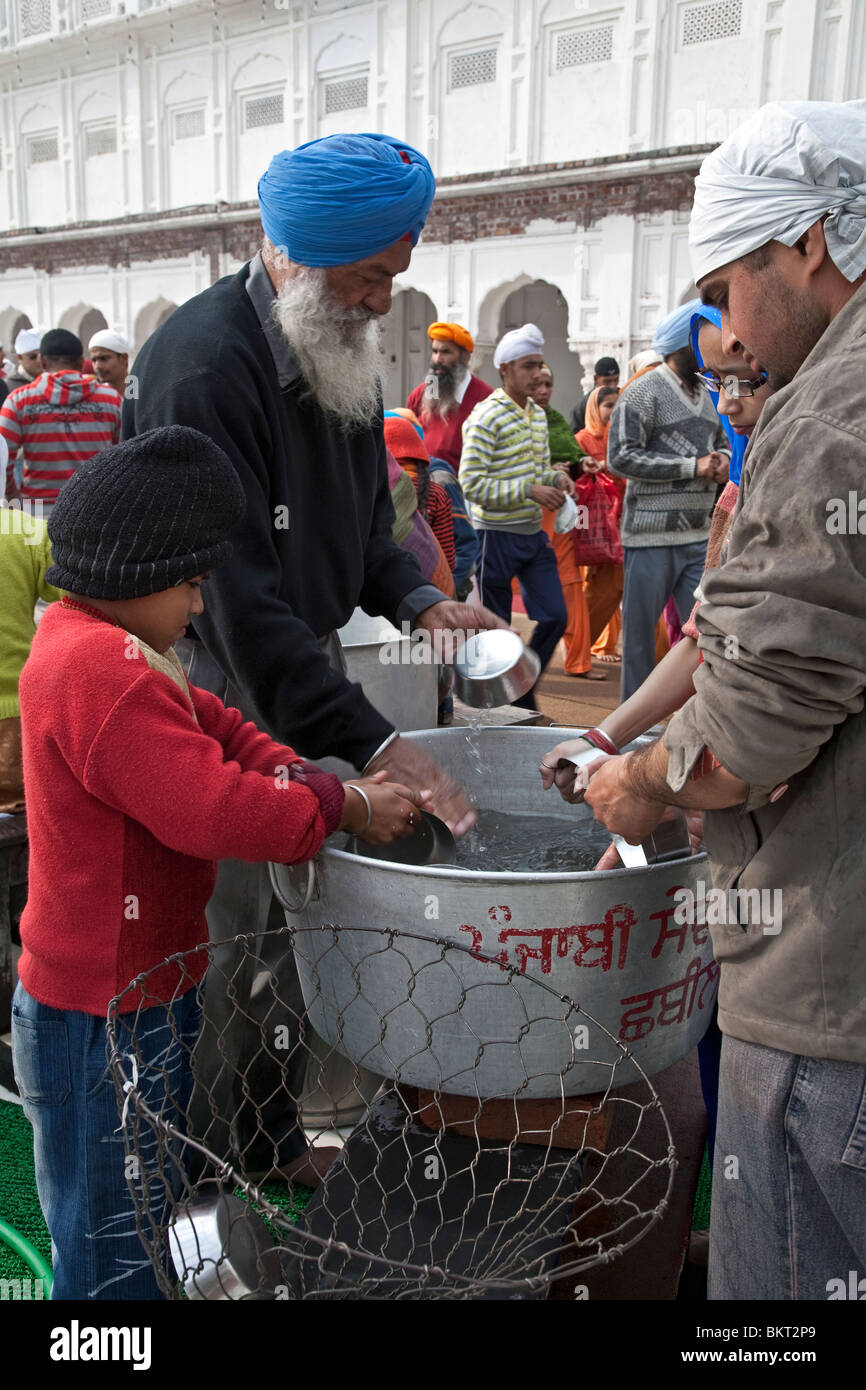 India washing dishes hi-res stock photography and images - Alamy