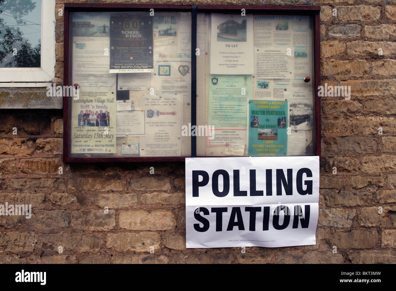 polling station sign Stock Photo - Alamy