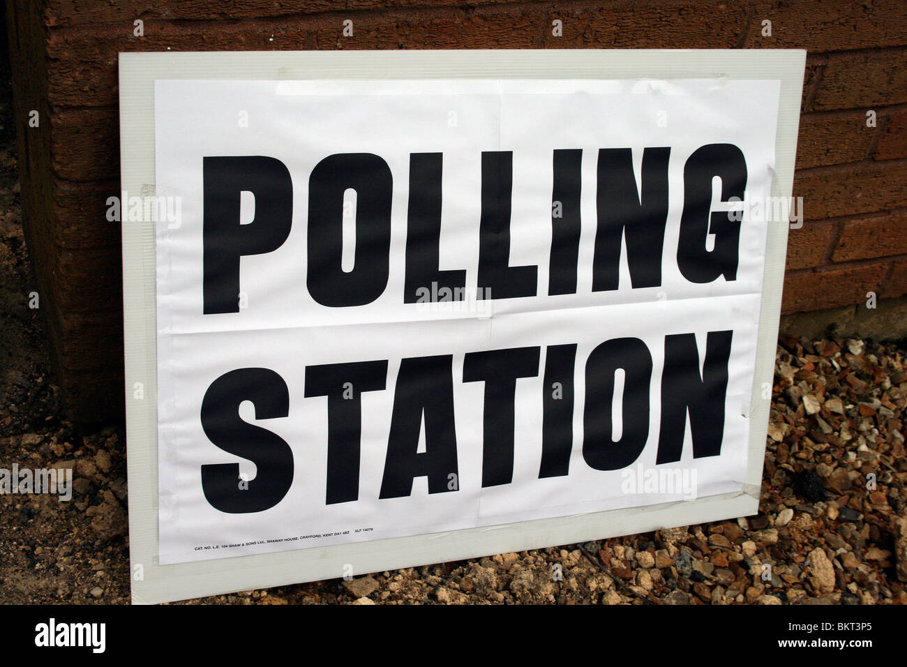 Polling station sign close hi-res stock photography and images - Alamy