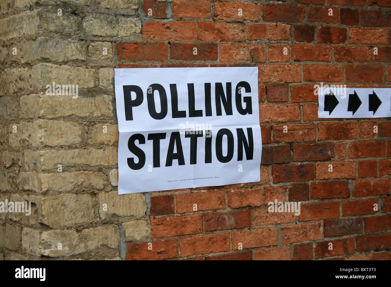 polling station sign Stock Photo - Alamy