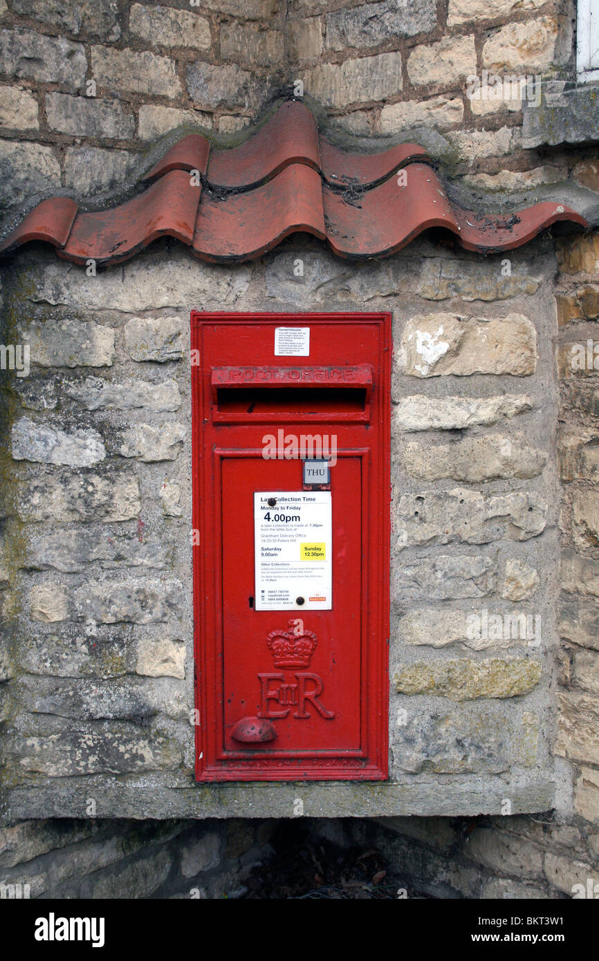 Postbox red hi-res stock photography and images - Alamy