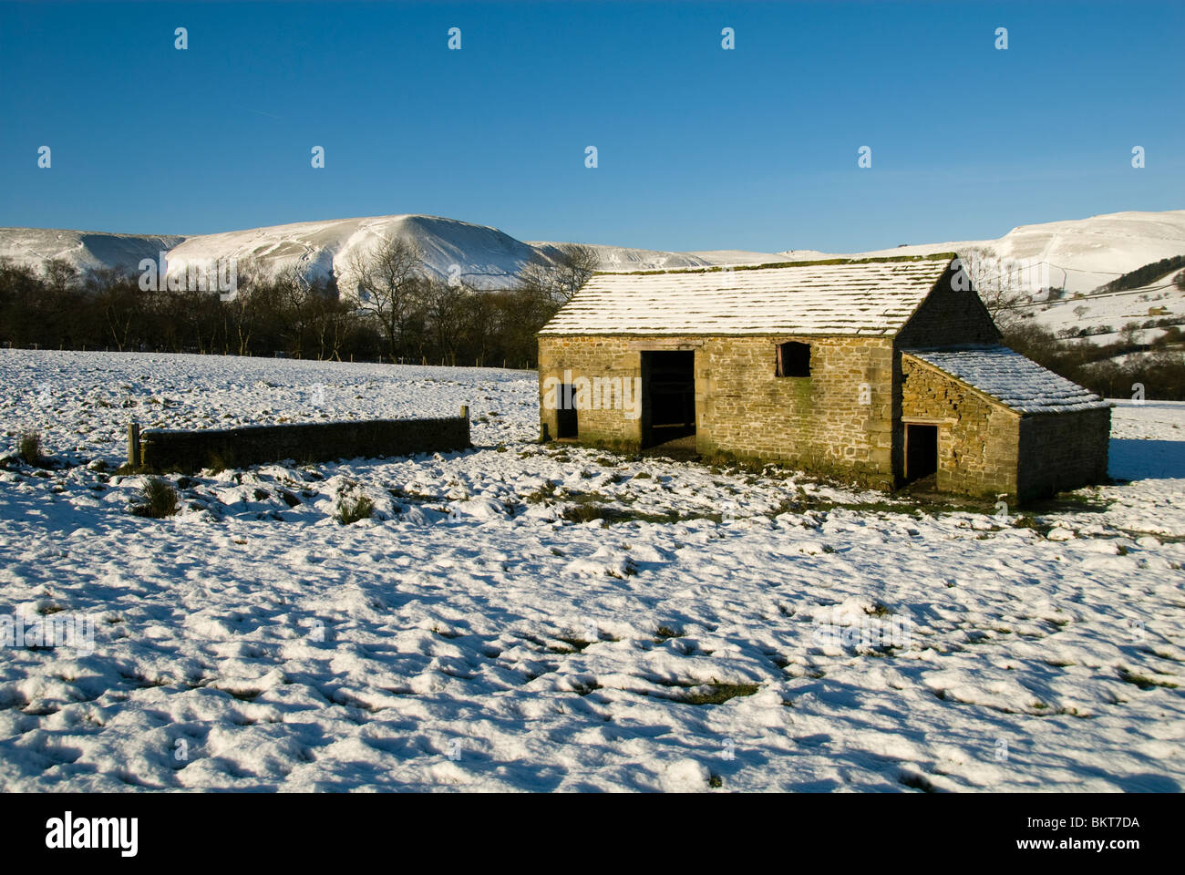 Winter scene with barn in Edale, Peak District, Derbyshire, England, UK ...