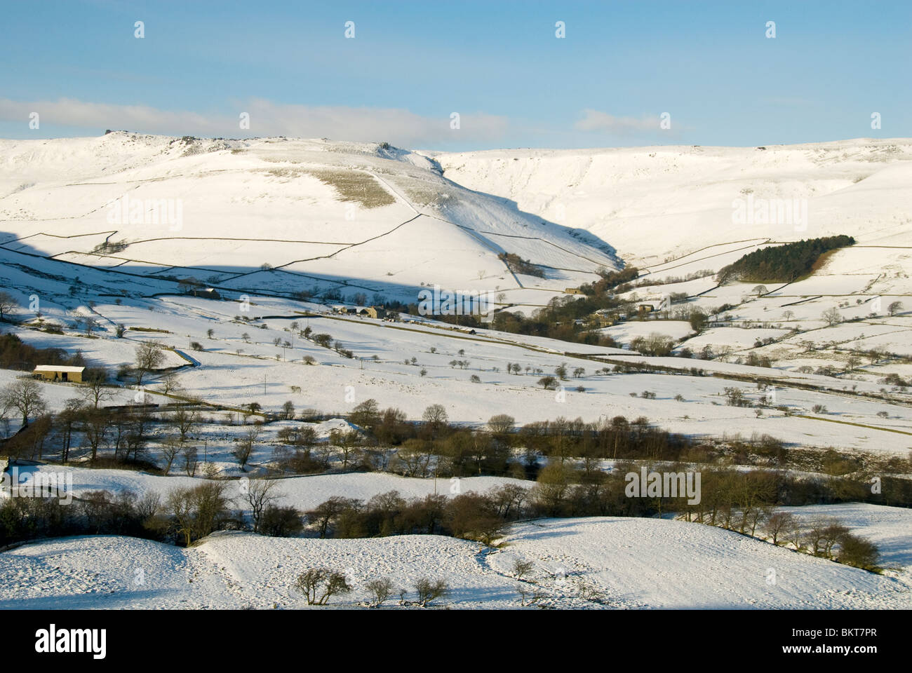 The Kinder Scout plateau and the head of Edale in winter, Peak District ...