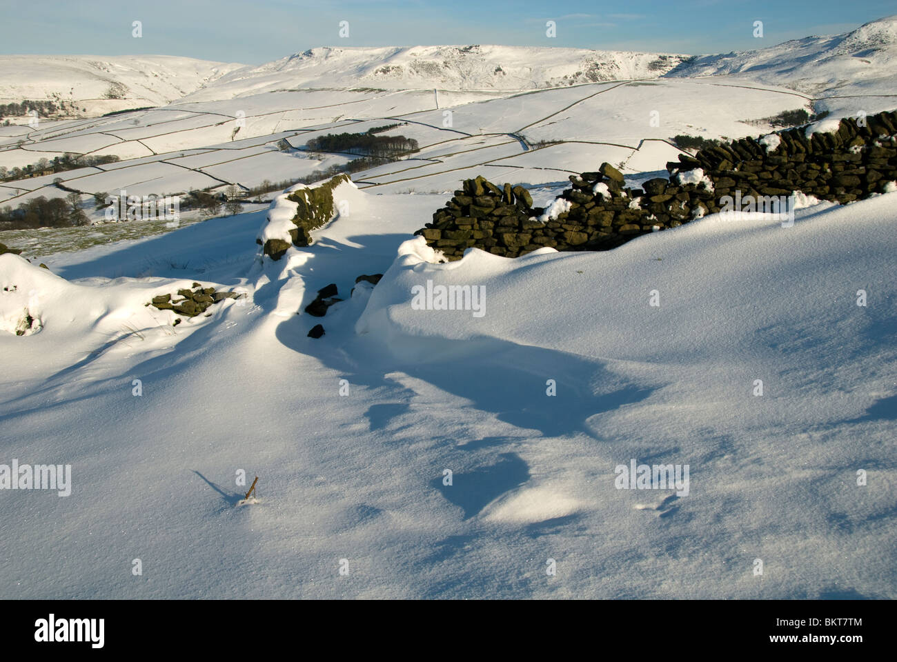 The Kinder Scout plateau in winter, from Mount Famine, near Hayfield ...