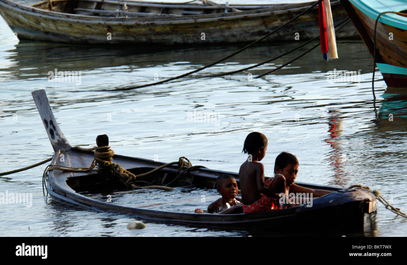 Gypsy children playing hi-res stock photography and images - Alamy