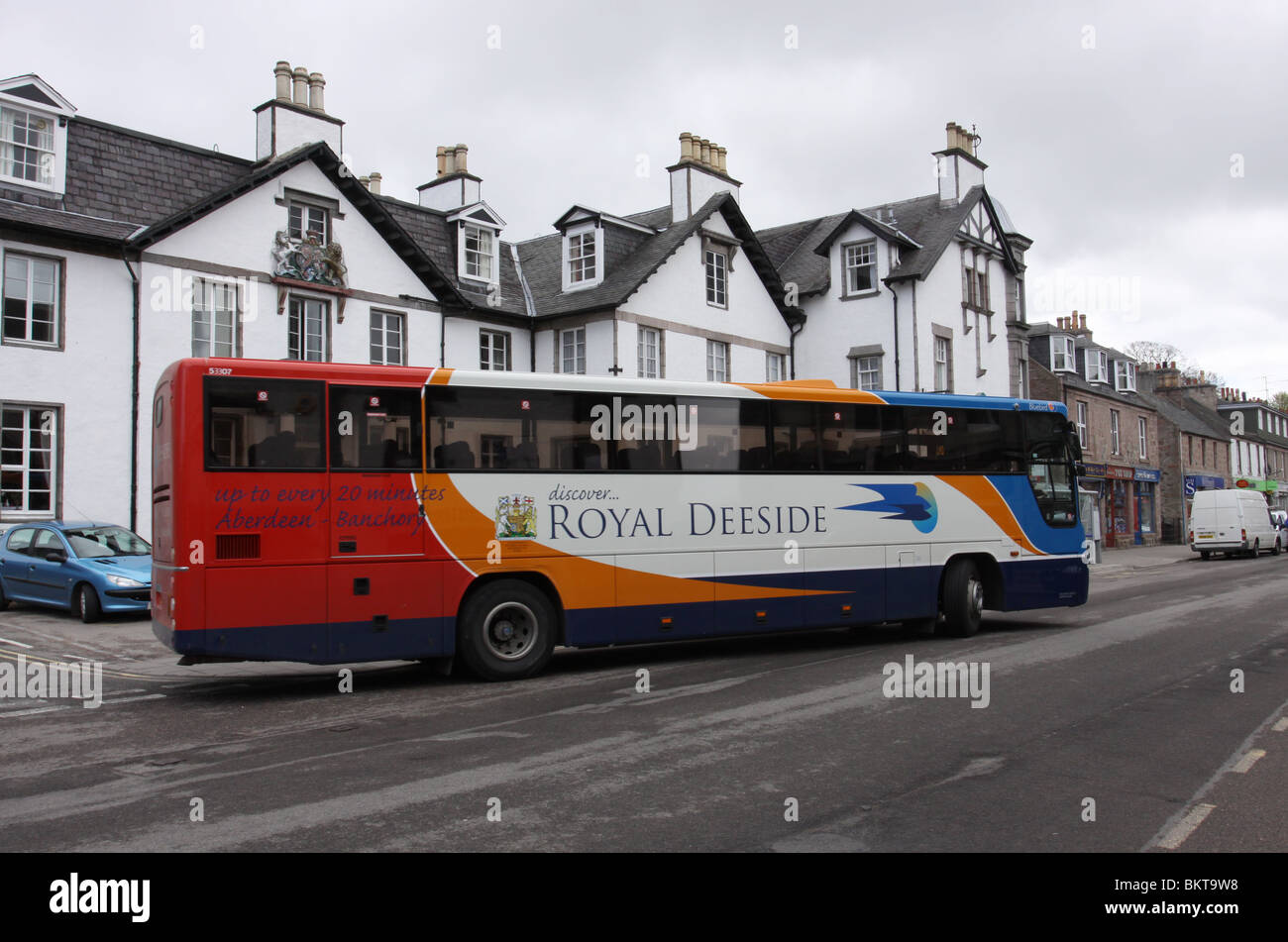 Stagecoach Bluebird Royal Deeside bus outside Burnett Arms Hotel ...