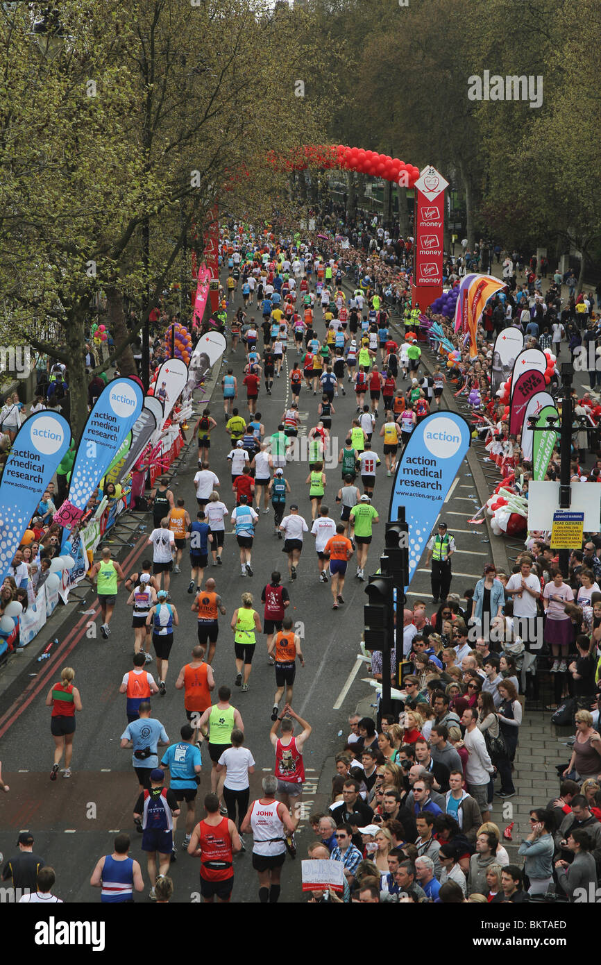 Marathon runners spectator hi-res stock photography and images - Alamy