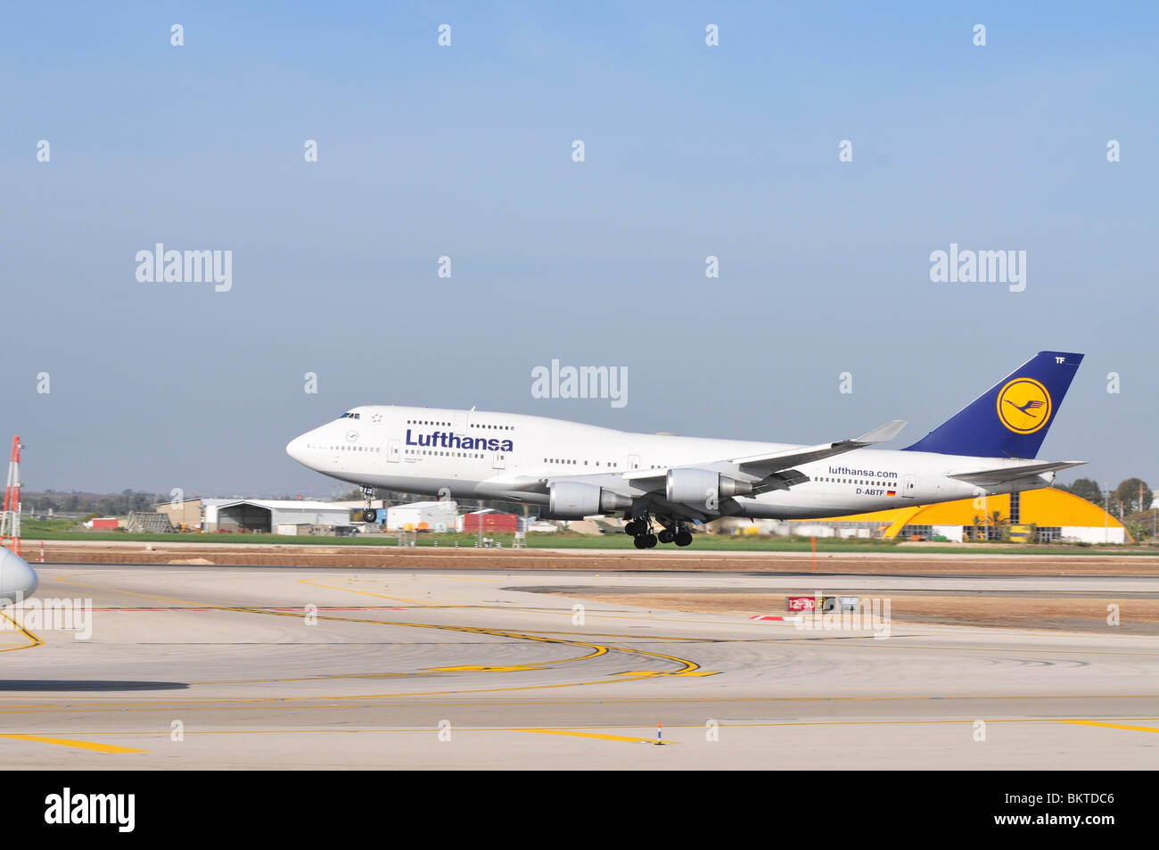 Lufthansa passenger hi-res stock photography and images - Alamy