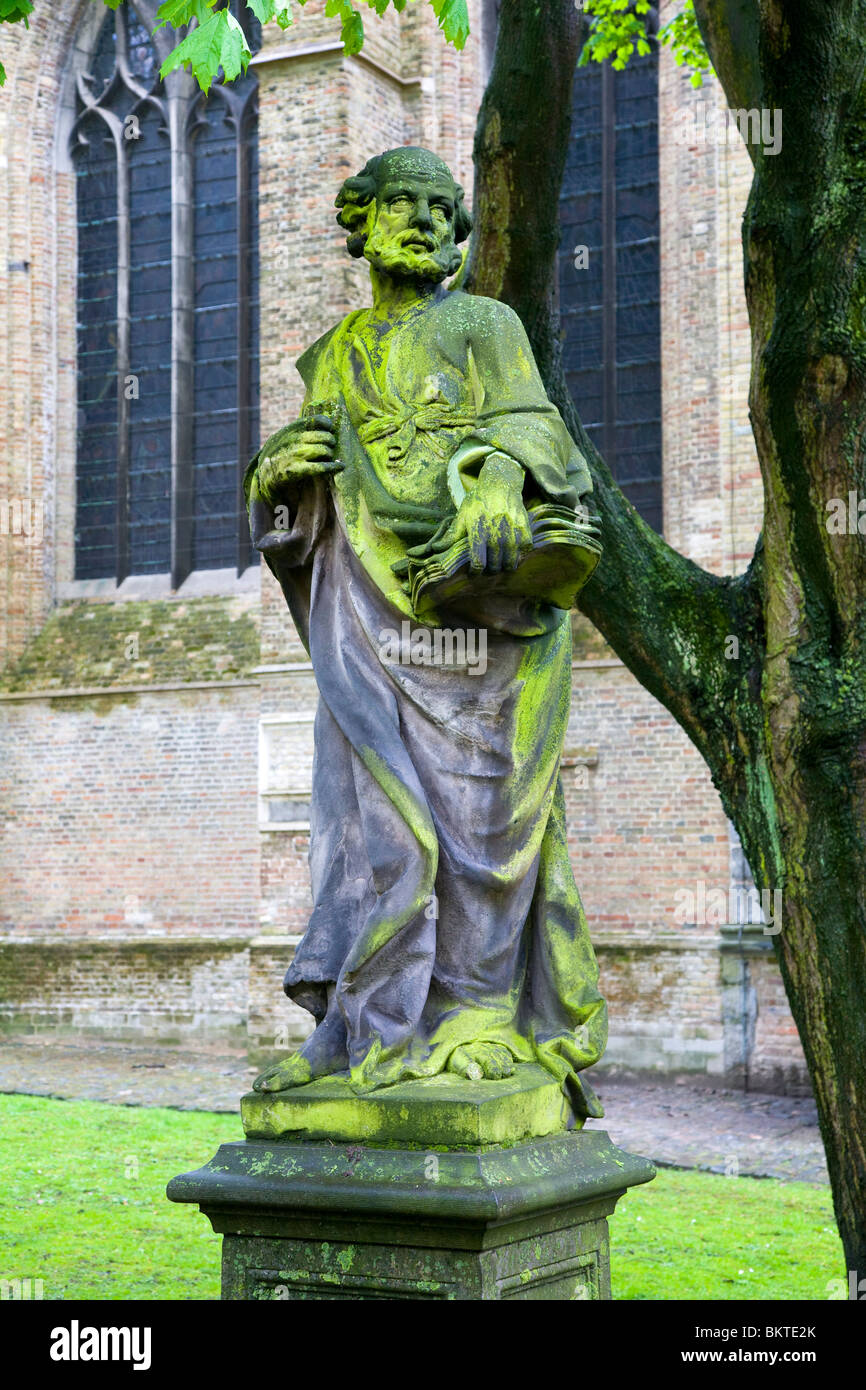 Statue with moss hi-res stock photography and images - Alamy