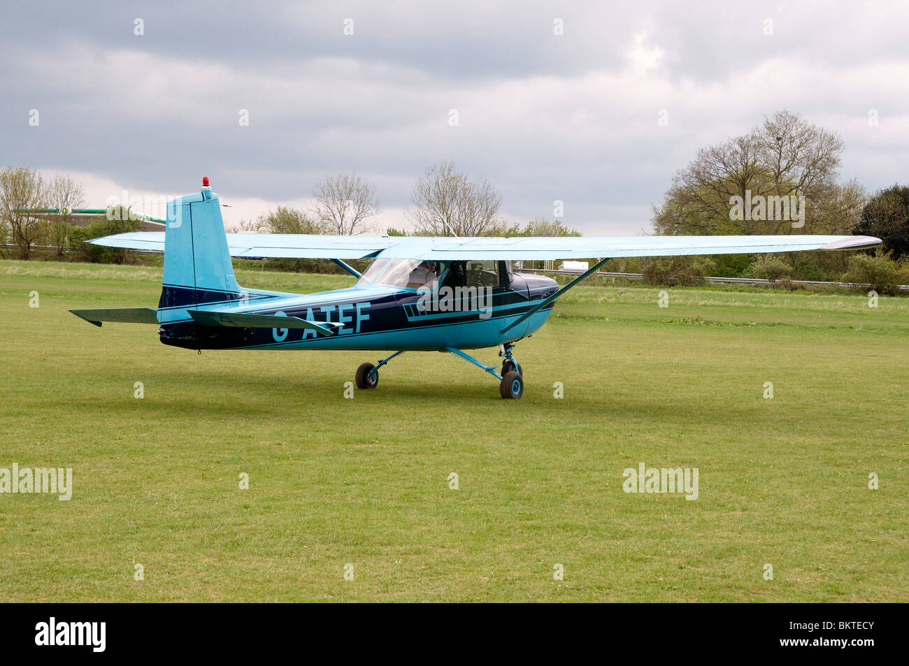 Cessna light aircraft airfield hi-res stock photography and images - Alamy