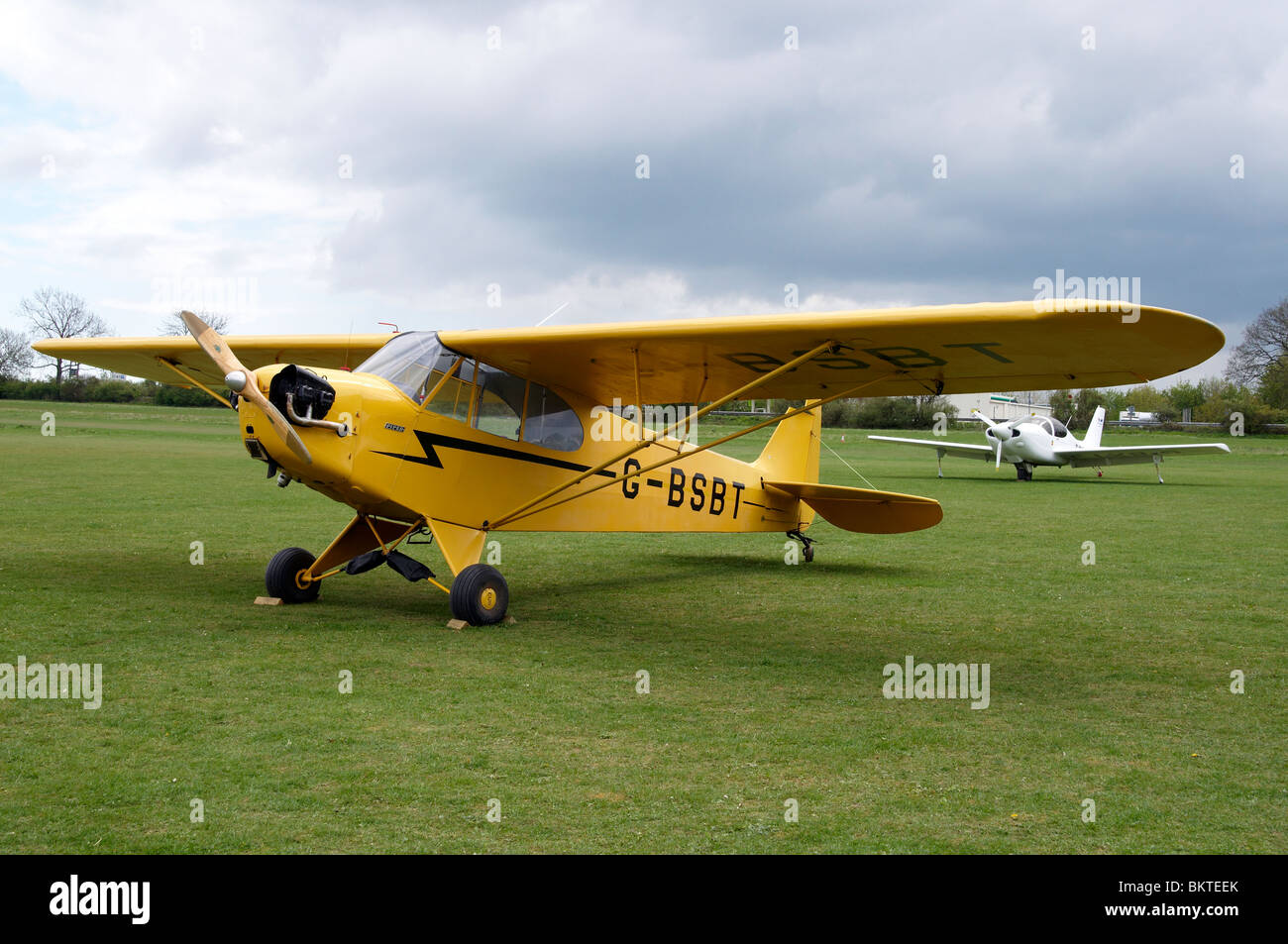 Piper j 3 cub hi-res stock photography and images - Alamy