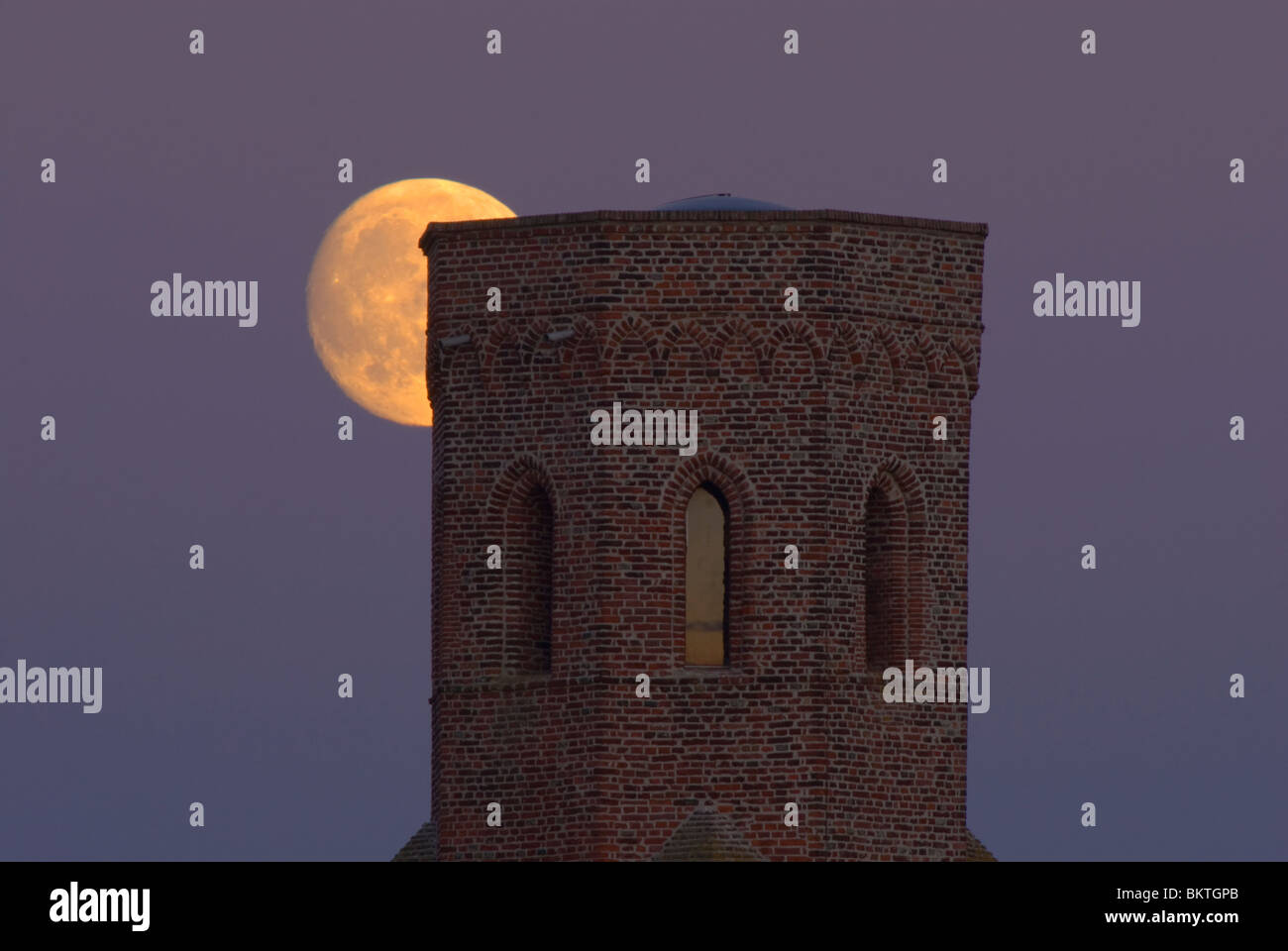 plompetoren en volle maan; plompetoren and full moon Stock Photo - Alamy